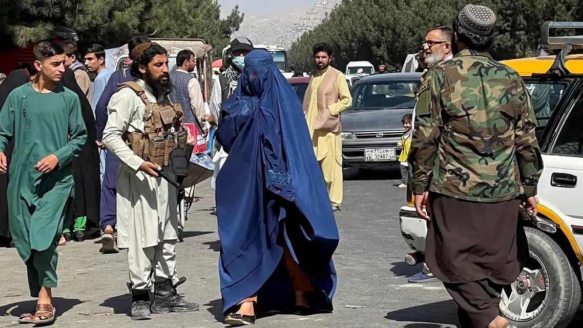 Taliban Afganistanda Kamusal Alanda Kadınlara Burka Zorunluluğu